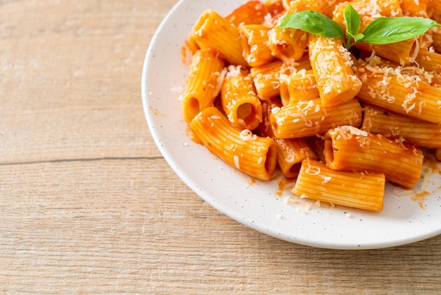 Premium Photo Rigatoni Pasta With Tomato Sauce And Cheese