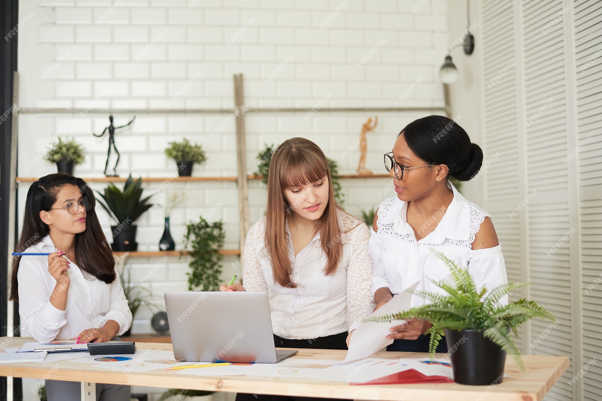 Premium Photo Serious Female Multiracial Team Solving Problem