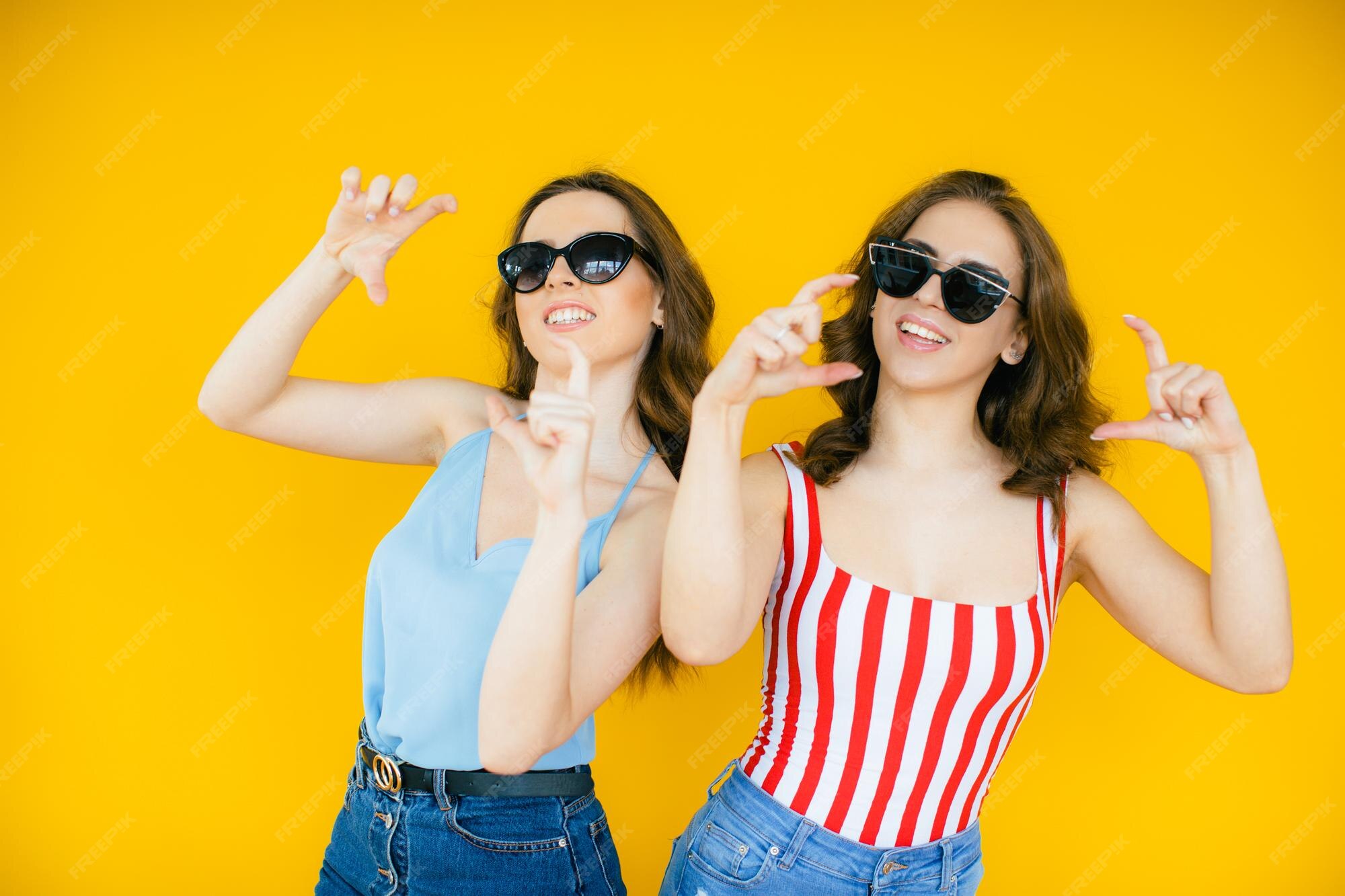 Premium Photo Sexy Carefree Women Posing Near Yellow Wall In
