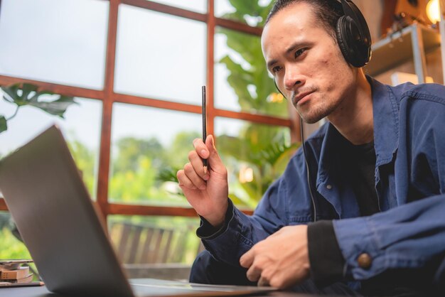 Premium Photo Singer Artist Working To Record A Sound And Live