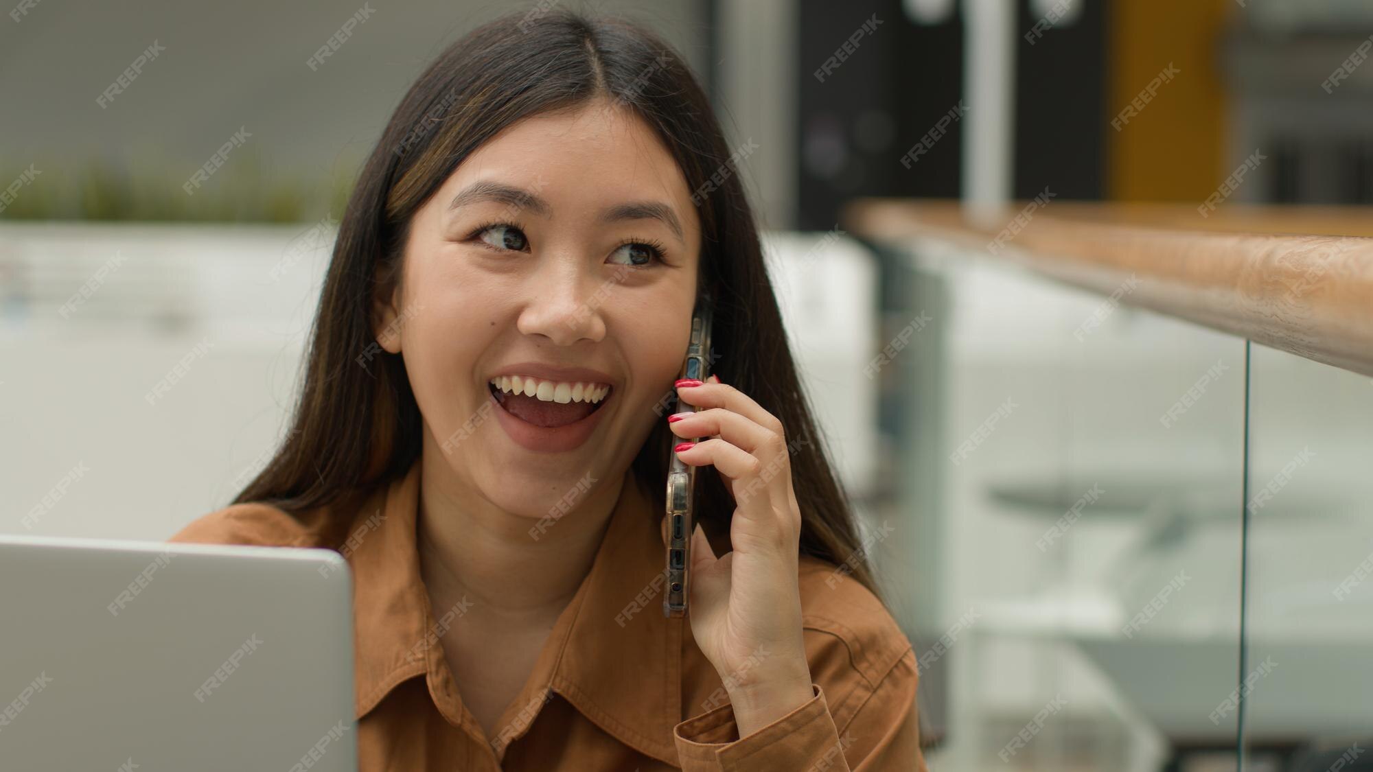 Premium Photo Smiling Asian Woman Businesswoman Working Online With