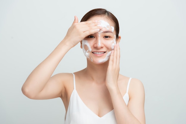 Premium Photo Smiling Beautiful Asian Girl Using Foaming Cleanser