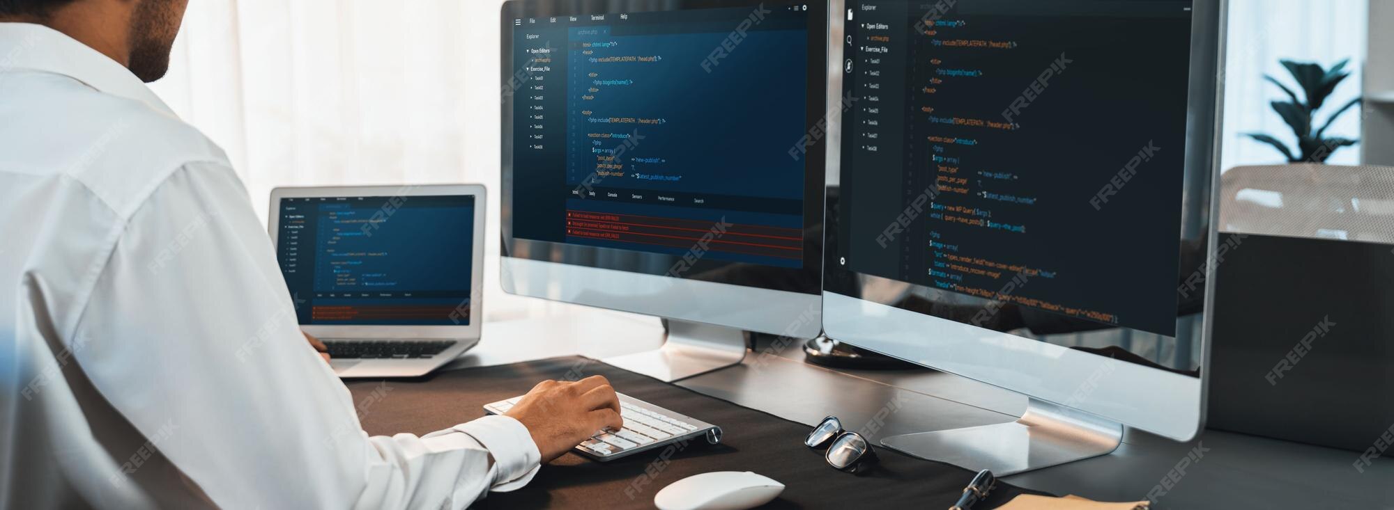 Premium Photo Software Engineer Working On Application Development On