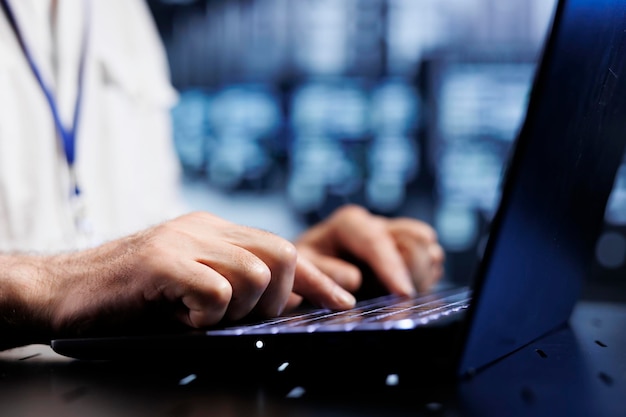 Premium Photo | Specialist setting up vpn servers Premium Photo | Specialist setting up vpn servers