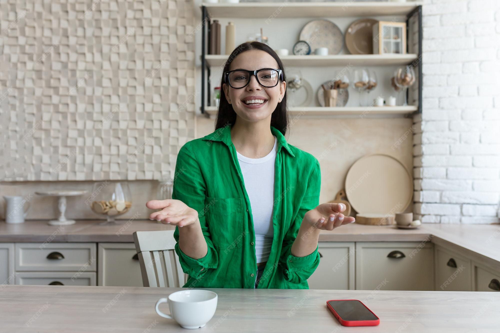 Premium Photo Video Blogger A Young Beautiful Woman In Glasses And A