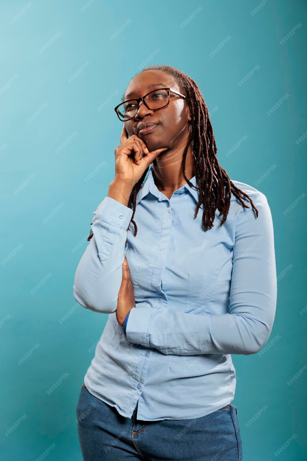 Zamyślony african american kobieta jest medytacyjna i introspekcyjna na ... Zamyślony african american kobieta jest medytacyjna i introspekcyjna na ...