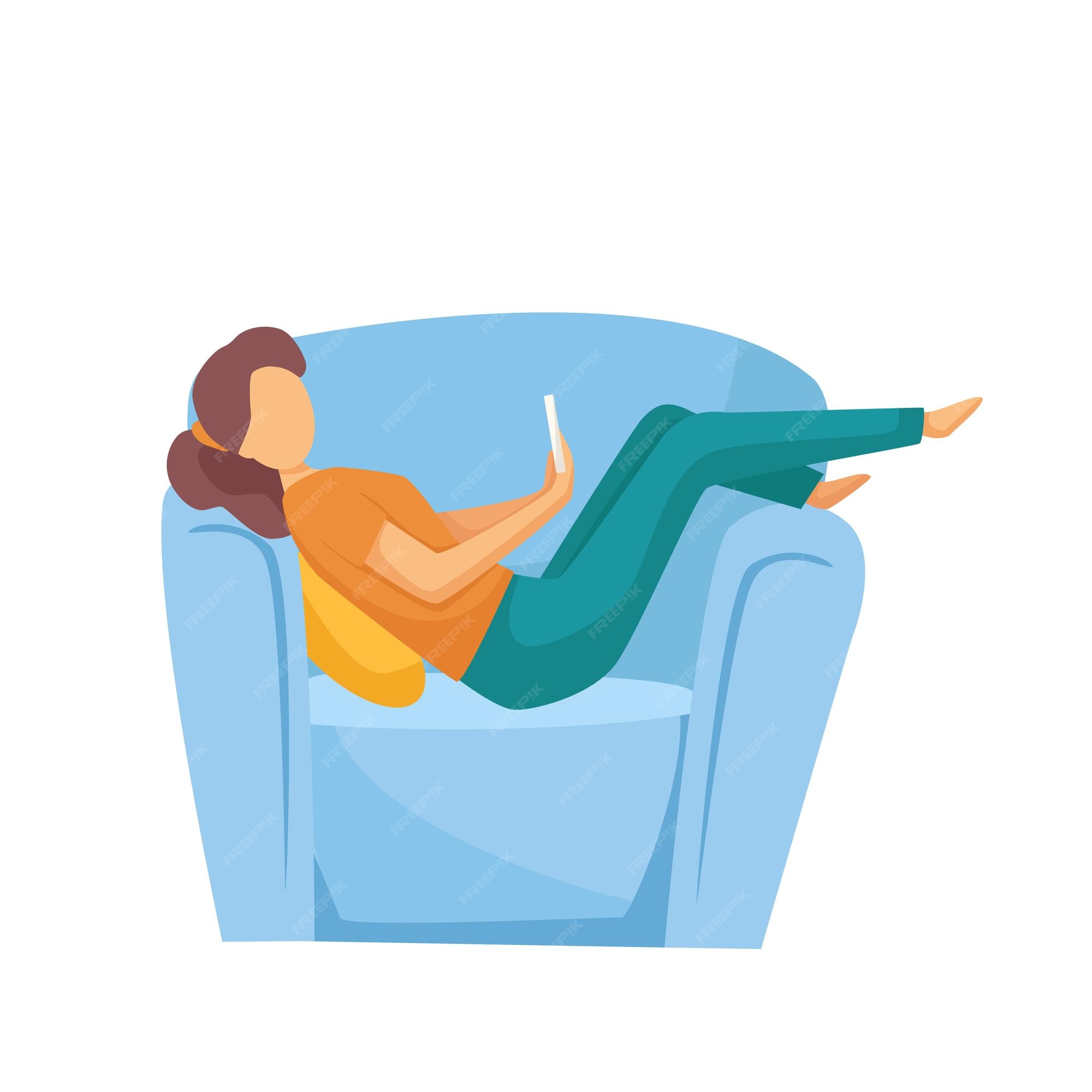 La niña está sentada cómodamente en un sillón con un teléfono ... La niña está sentada cómodamente en un sillón con un teléfono ...