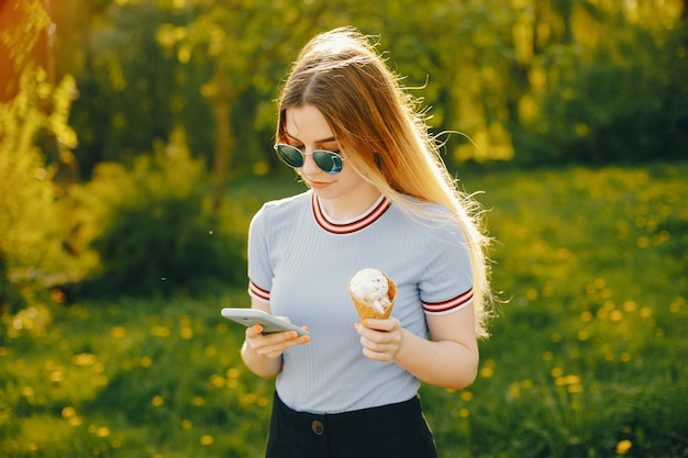 Mooie jonge mooie meid met glanzend blond haar en een rok besteden ... Mooie jonge mooie meid met glanzend blond haar en een rok besteden ...
